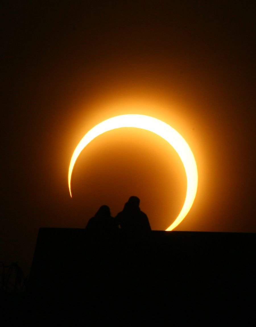 A Chinese couple watches the solar eclip | Imaginação Fértil